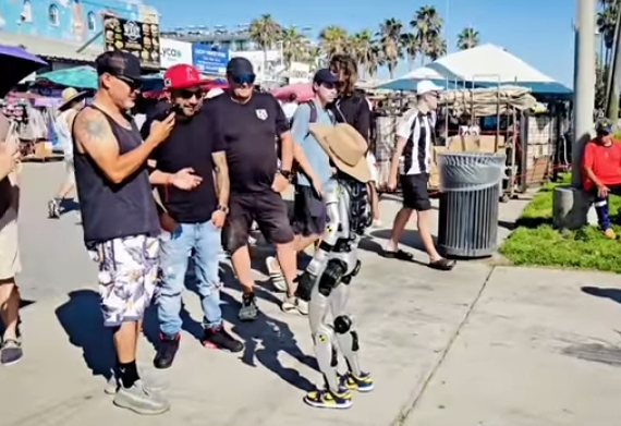 États-Unis : Rizzbot, le robot champion des compliments